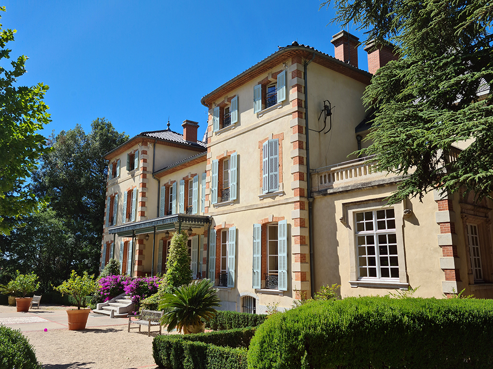 Le Château de Forbin, nouvel écrin du post graffiti new-yorkais, Saint ...